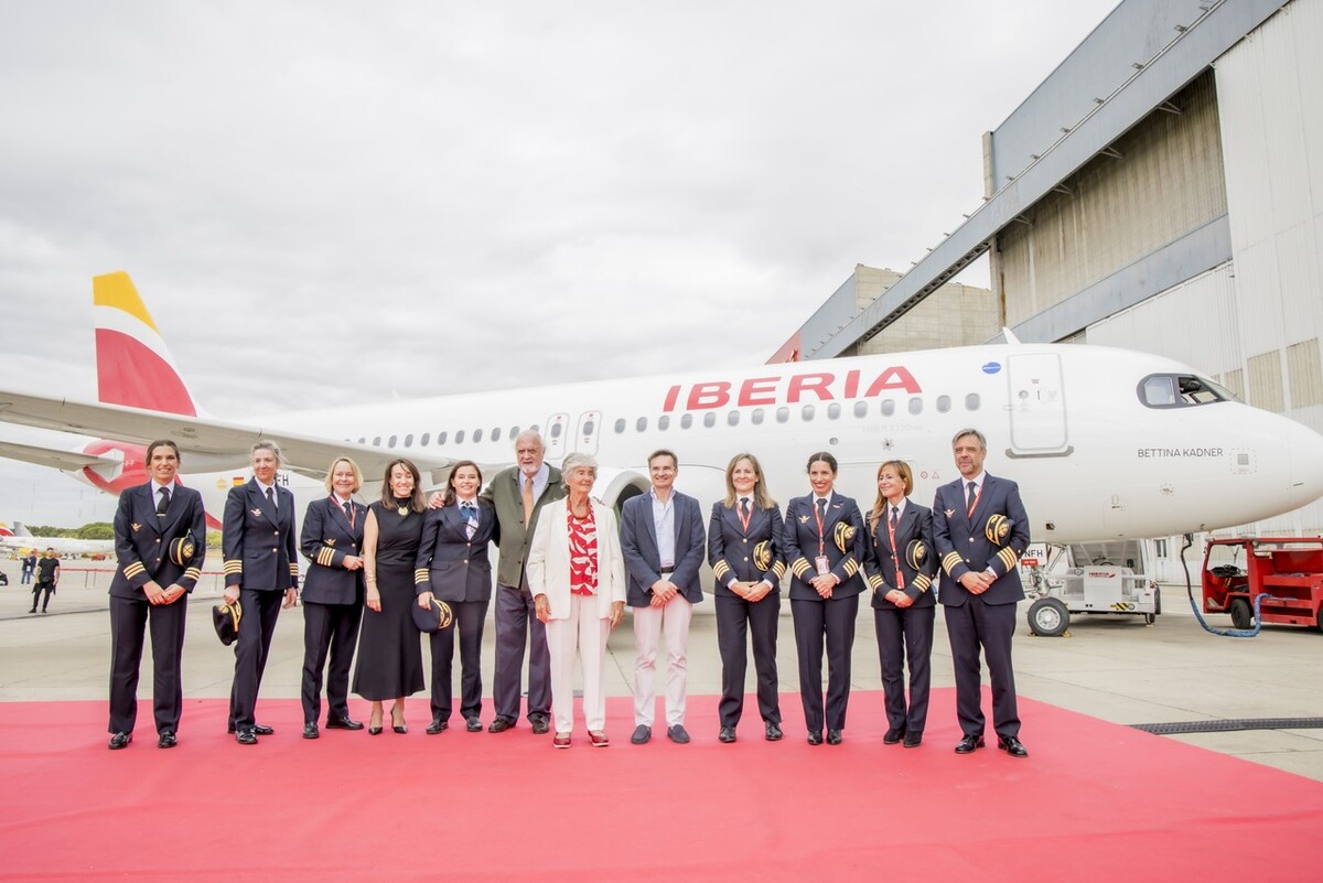 Iberia | Iberia dedica uno de sus aviones a Bettina Kadner, pionera de la aviación española