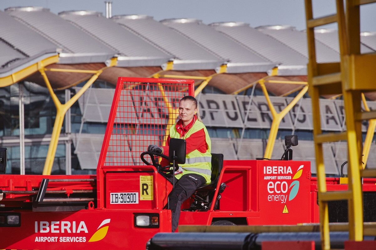 Iberia | Iberia transforma 2500 contratos de sus trabajadores en los aeropuertos españoles